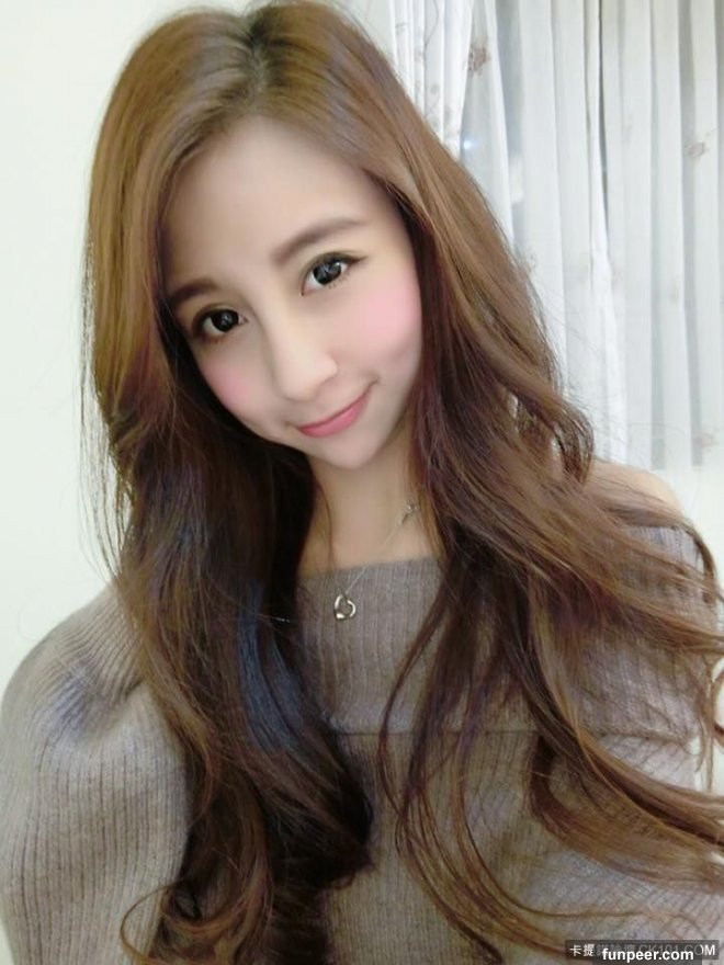 白皙美腿+甜美臉蛋的虎航空姐~Rita Kao(高鈺雯)~機上超Q自拍 好想讓她服務喔